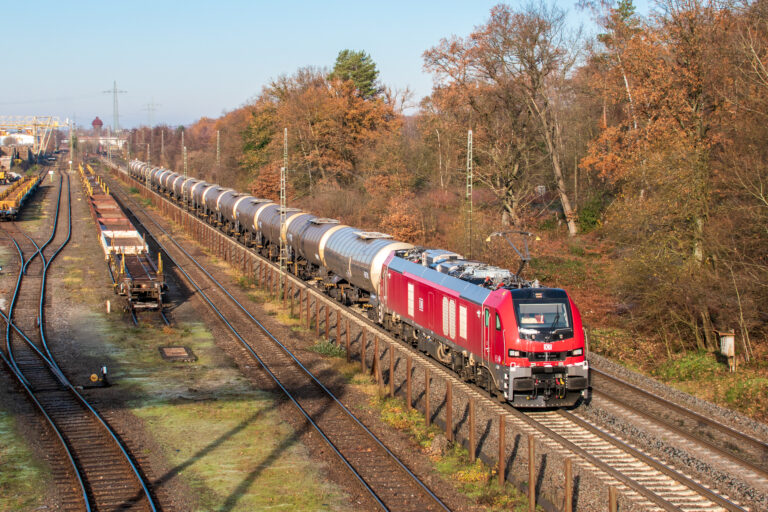 EuroDual Hybrid Locomotive- European Loc Pool