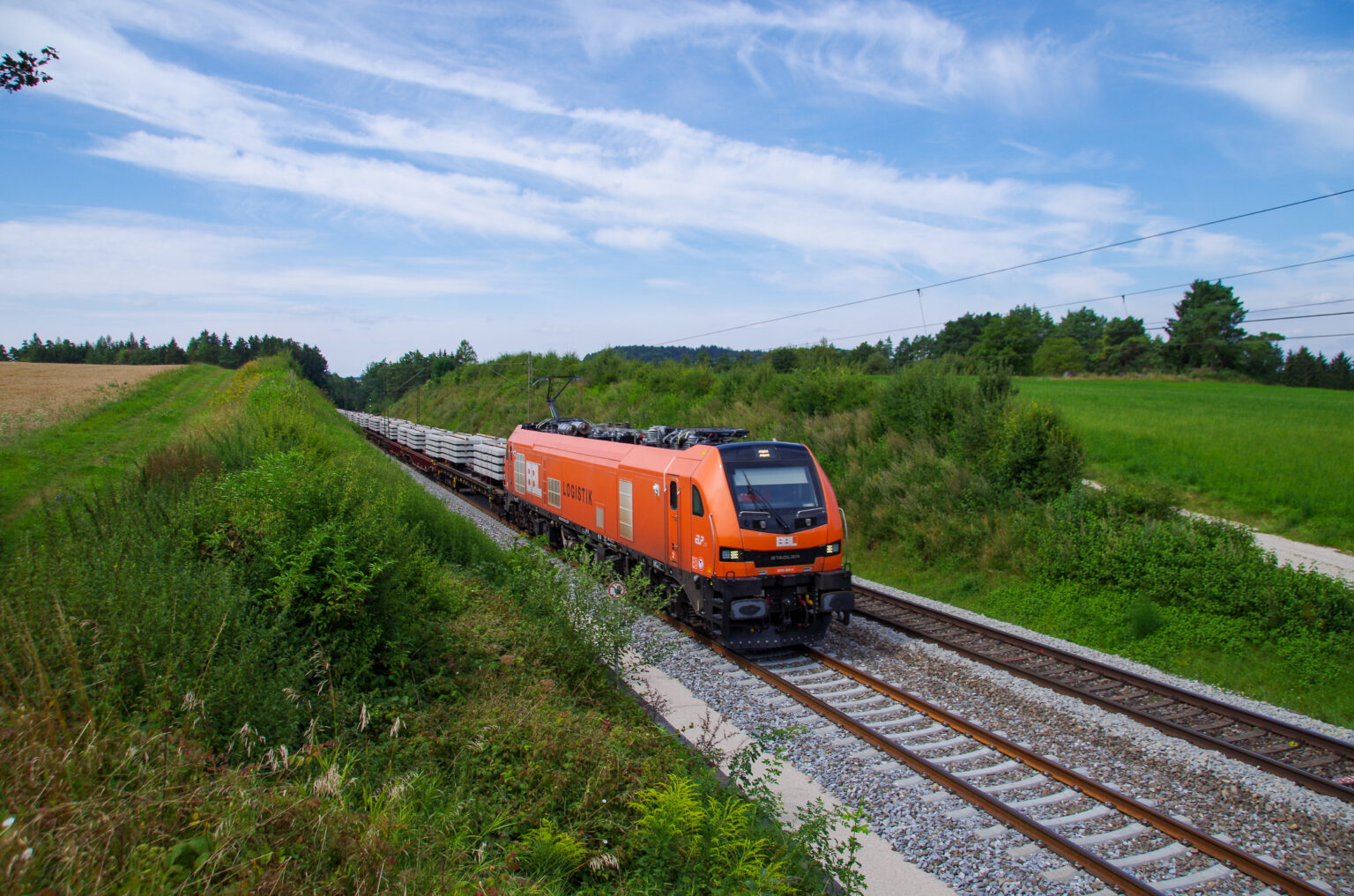 EuroDual Hybrid Locomotive- European Loc Pool